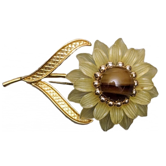 Vintage | Jewelry | Vintage Gold Tone Metal And Plastic Flower Brooch ...